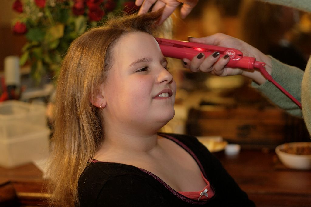 Ksénia with straight hair - Youplala Dot Net
